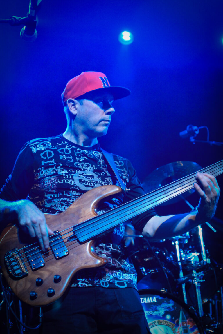 Peter Gee (PENDRAGON) se la joue solo – BASSISTE MAGAZINE