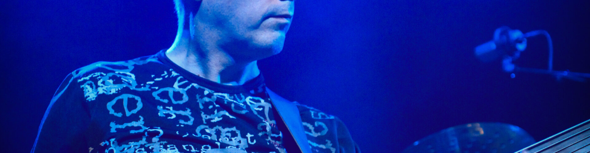 Peter Gee (PENDRAGON) se la joue solo – BASSISTE MAGAZINE